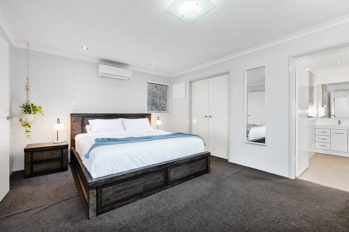 Prime Location Crown, Train&city - Perth