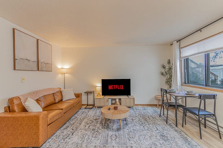 Free Parking I Coffee I Queen Bed I Keyless Entry - Fargo, ND