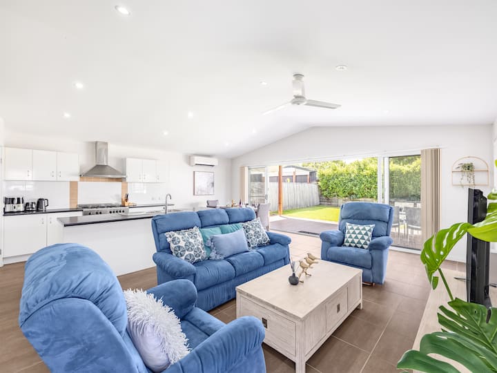 Coastal Getaway | Spacious Retreat Near The Ocean - Brisbane