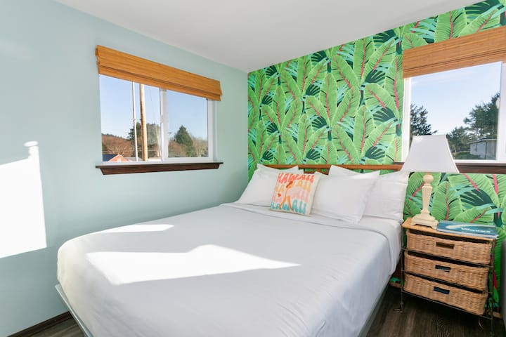 Aloha Vibes & Coastal Charm Themed Resort Cottage - Grayland Beach State Park, Grayland
