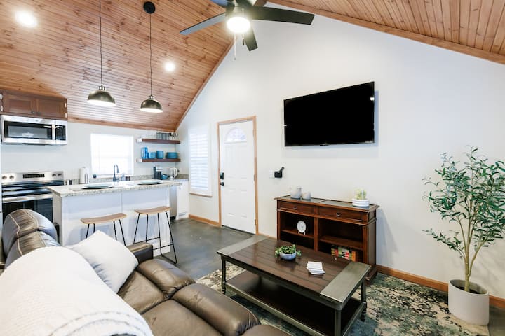 Cricket | Charming Suite W/ Kids Loft, Walk To Ttu - Lubbock, TX