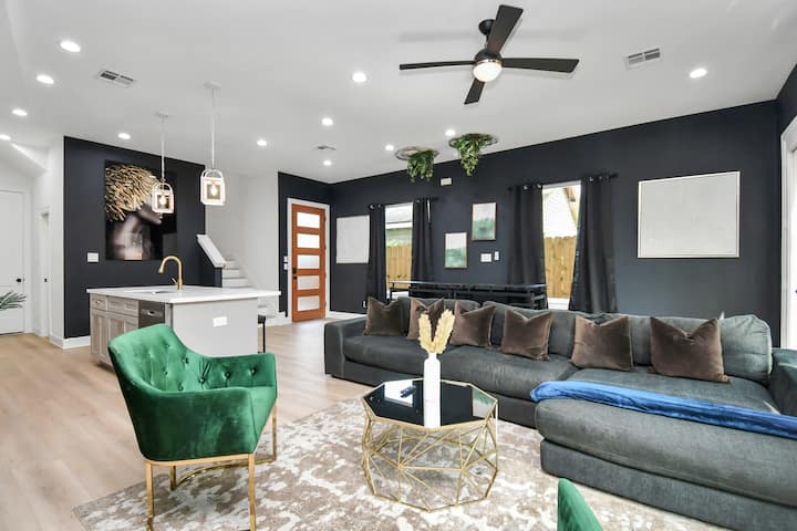 Stay Together! 2 Houses • Sleeps 20 Guests -