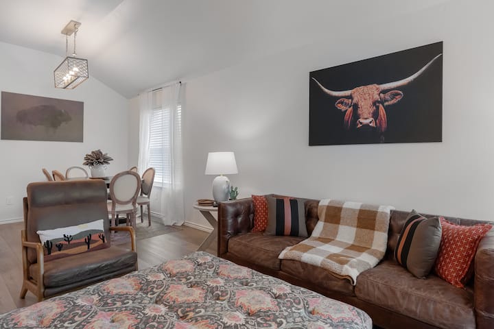 Lake Worth Western Whimsy-stay Awhile! - Fort Worth, TX