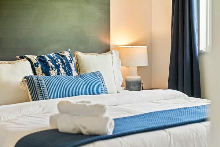 {Ocean Crest} ~Beachside ~ No Fees ~ King Suite - Boca Raton, FL