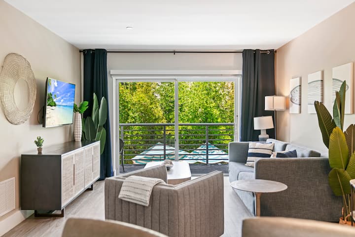{Ocean Crest} ~Beach ~ Balcony ~ Pool ~ King Suite - Boca Raton, FL