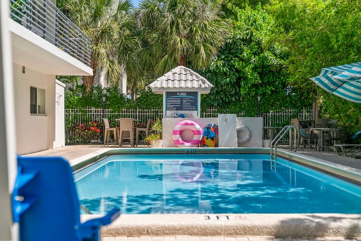 {Crystal Shores} ~ Beach ~ King Suite ~ Pool - Boca Raton, FL