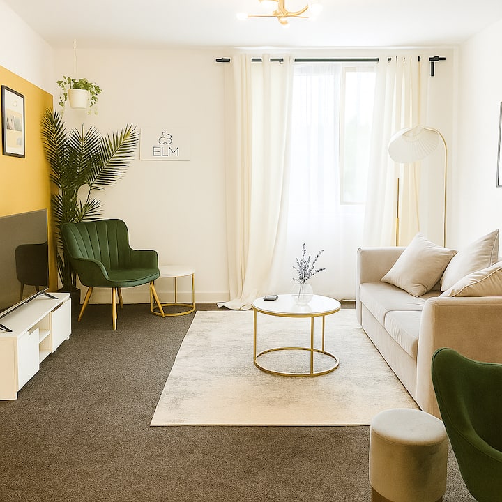 Budget Friendly Private Apartment - Free Parking - Salford