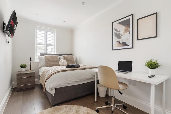 Parking | Sleeps 8 | Games Room | Conservatory - London, UK