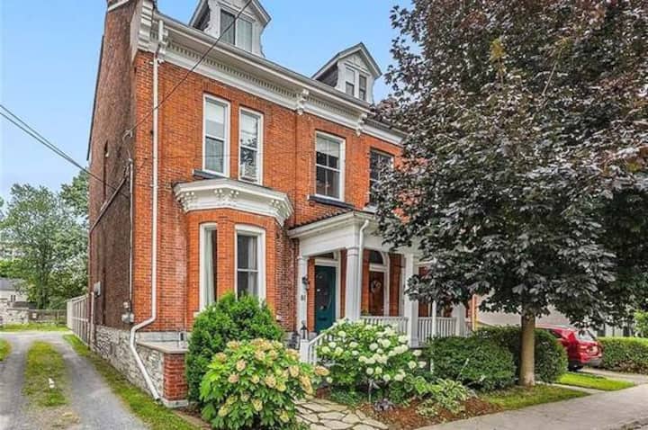 Luxury Downtown Kingston Heritage Retreat - Kingston