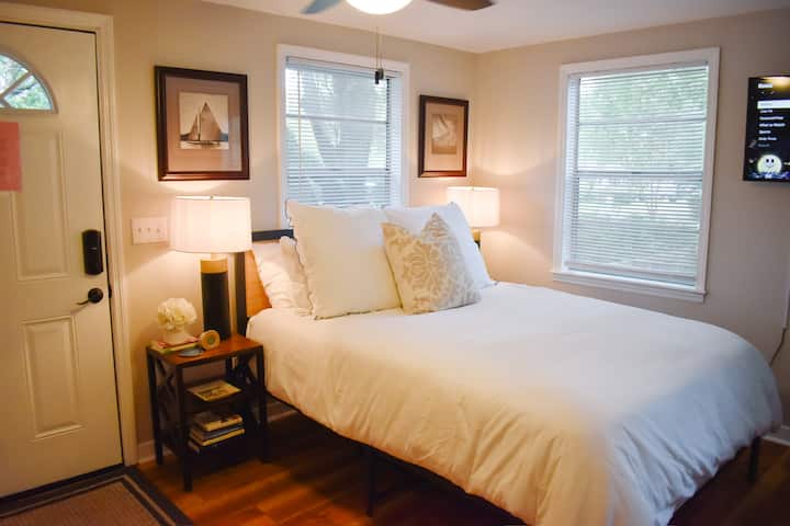 Charming Guest House Beneath The Avondale Oaks ! - Charleston, SC