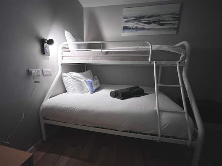Triple Room (Dblsgl Bunk, Shared Bathroom) - Sligo