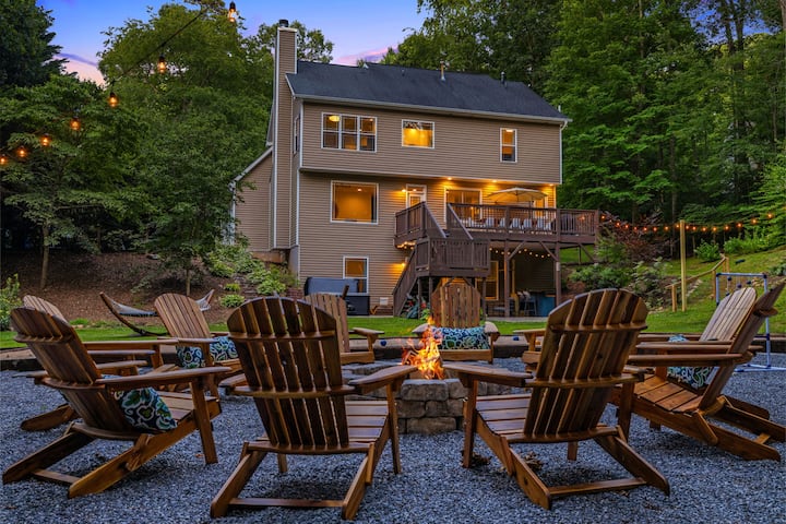 Spacious & Luxe | Fenced Yard | Games & Hot Tub! - Asheville, NC