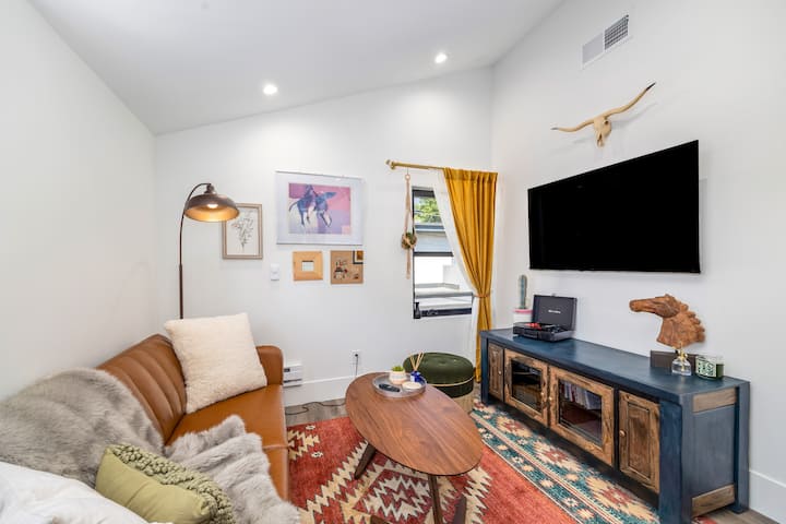 New Modern Southwest Guesthouse - Carousel, Denver