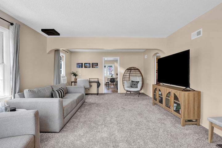 Sunny Downtown Apartment - Great Falls, MT