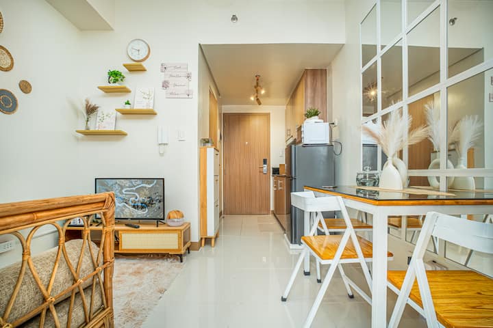 Boho Makati Condo W/ Wi-fi + Workspace | Red - Manila