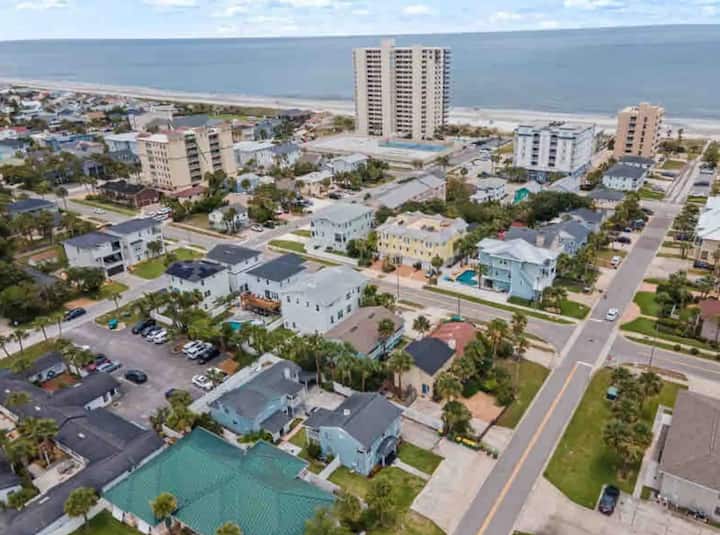 Poolside 2 Br 1.5 Block From Jax Beach - Jacksonville Beach, FL