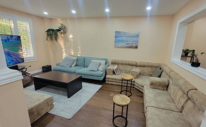 Sunny Cozy 3-bdrm Home Close To Scarborough Bluffs - Toronto, ON
