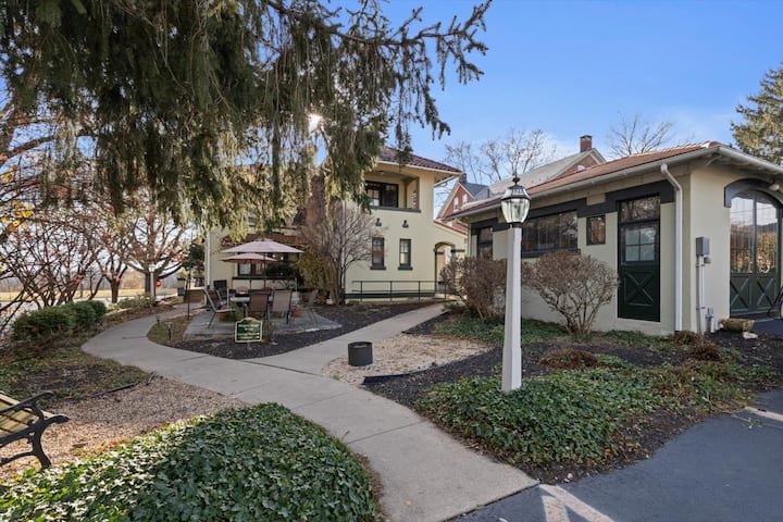 Historic Lancaster Carriage House W/ Fireplace - Lancaster, PA