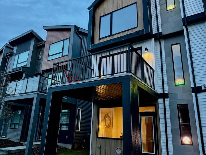 Level Up! Geeky Gamer's 3 Level Lair - Canada