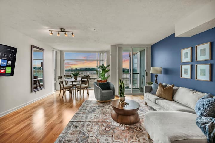 Riverview Getaway | Free Parking | 24/7 Hour Gym - Cleveland, OH