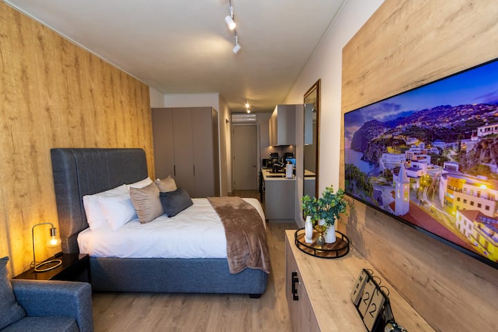 Luxury Studio| Rosebank|free Parking|no Outages - Johannesburg