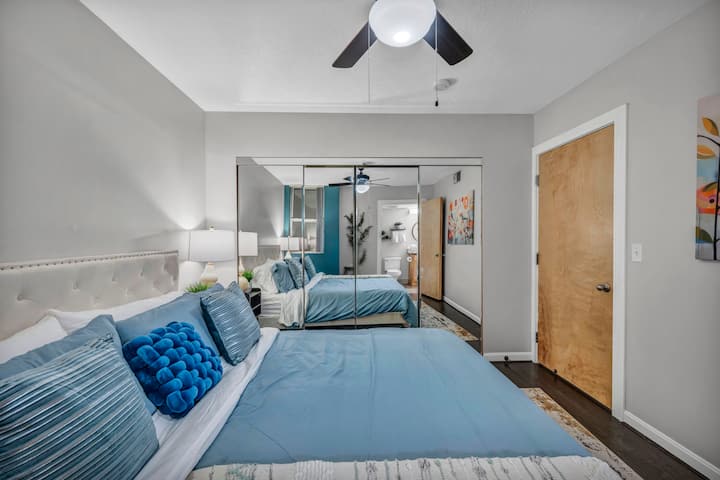 Downtown Getaway | Free Parking | 24/7 Hour Gym - Cleveland, OH