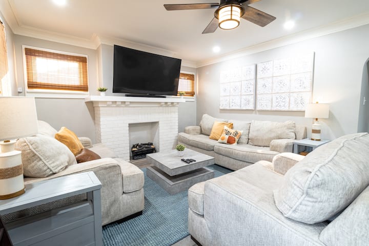 Walk To Ims | Hot Tub | Game Room | Large Backyard - Avon