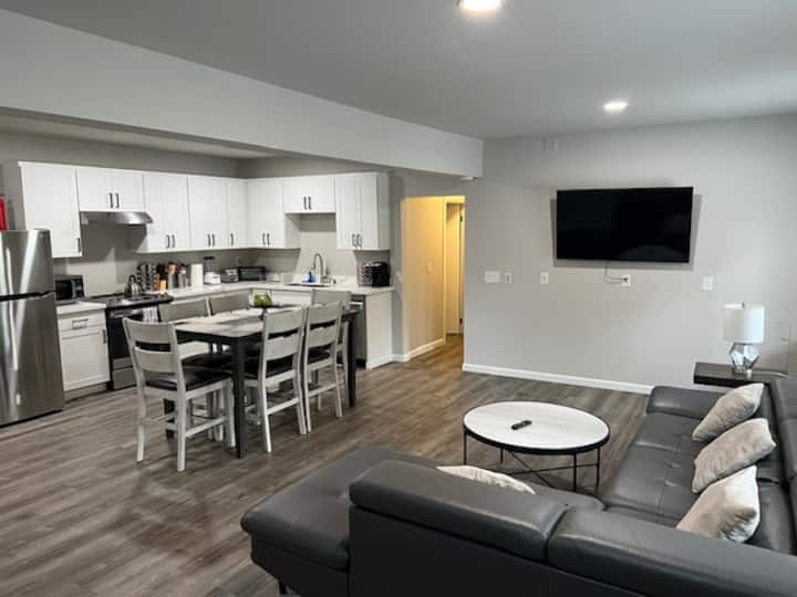 Modern Duplex + Private/quite + Plenty Of Parking - ケント, WA