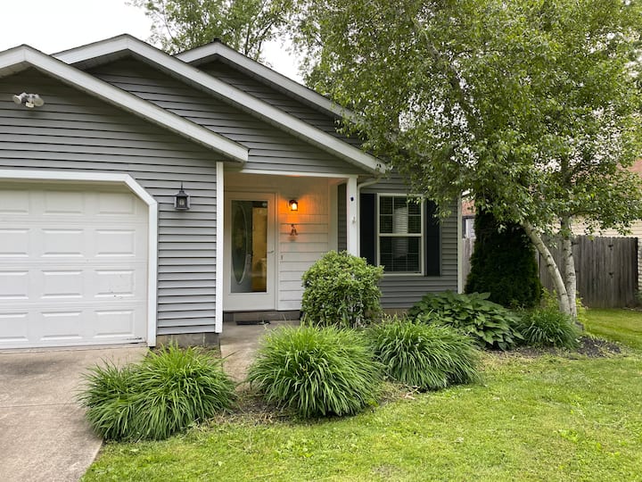 3 Bed 2 Bath, Sleeps 8, 10 Min Walk To Gotl Strip - Geneva-on-the-Lake, OH