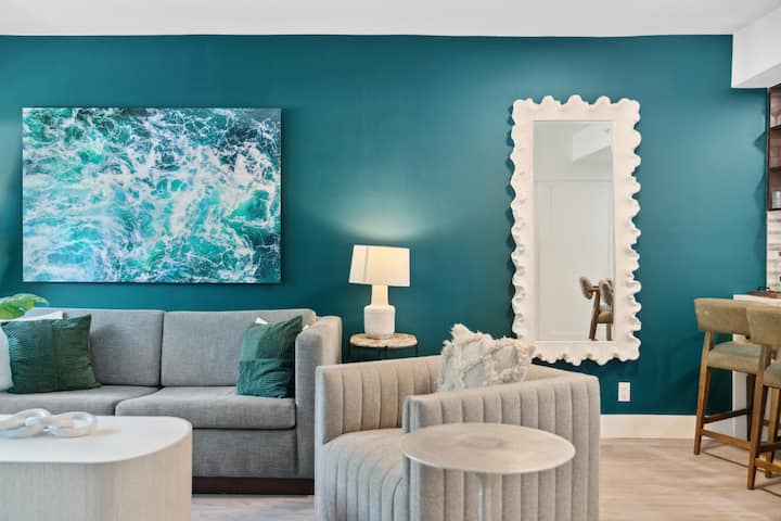 Steps To Beach| Pool, Hot Tub, Gym & Bbq |Sleeps 6 - Boca Raton, FL