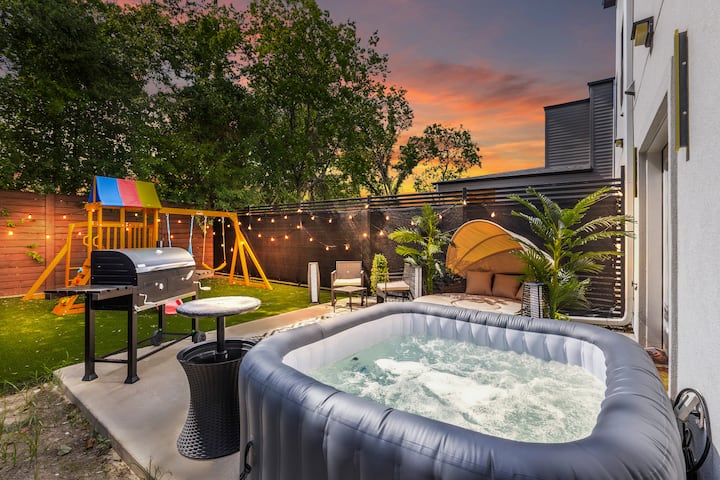 Big Triplex Dallas Retreat W/game Rooms - Dallas, TX
