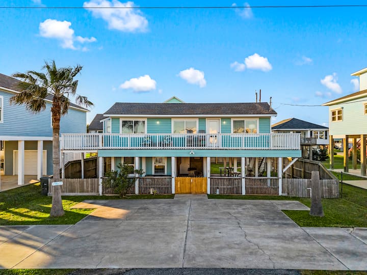 Laid-back Sea Isle Retreat: Hot Tub, Fenced Yard - Jamaica Beach, TX