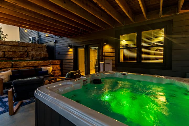 Brand New Home! Hot Tub Massage Chair Game Room! - Galena, IL