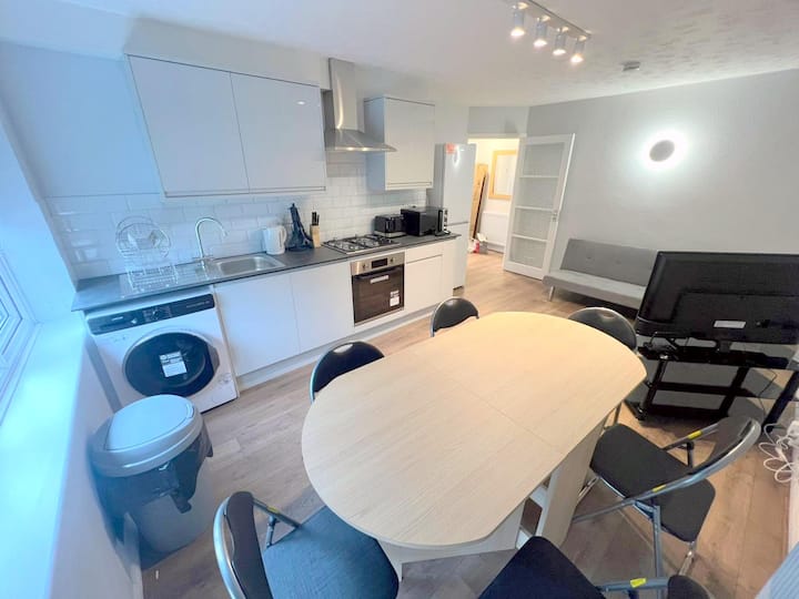 3-bedroom Flat In Sutton (South London) - 엡솜