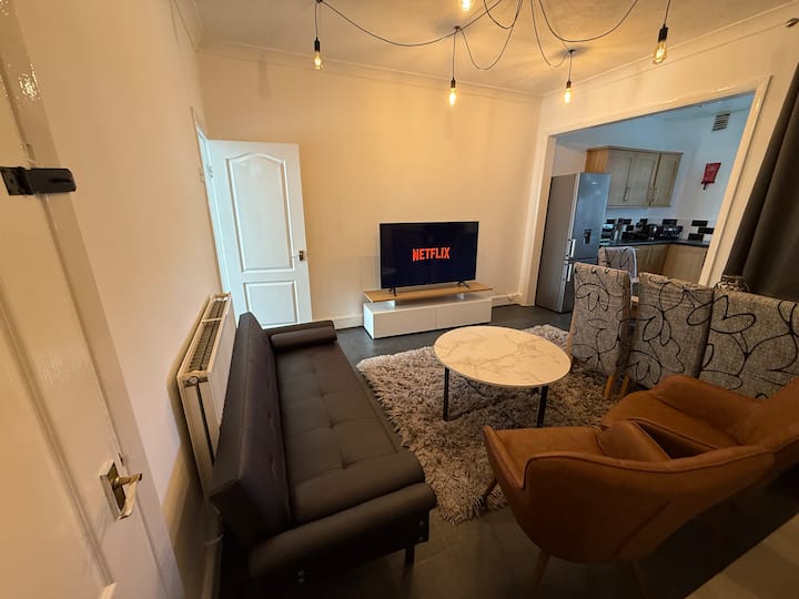 Stylish 3br Doncaster Home | Sleeps 10 | Parking - Doncaster
