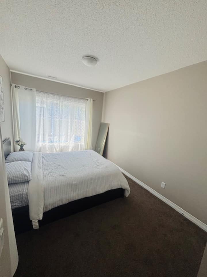Charming 1 Br Walkout Suite / Peaceful & Private - Airdrie