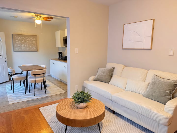 Lovely Luxe Living - Hidden Hills, CA