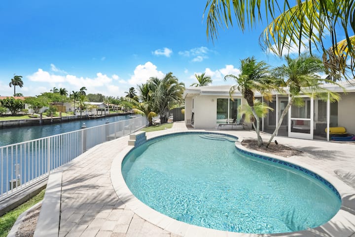 Tranquil 2 Bdrm Waterfront Escape With Pool - Pompano Beach, FL