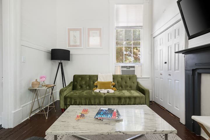 Walk Everywhere! | Sleeps 2 | King & Dwtn Fun - Charleston, SC