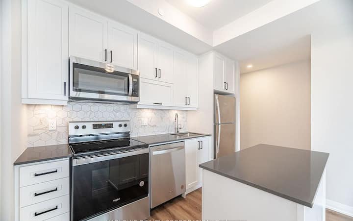 Unbeatable Location-upscale 1 Bedroom-free Parking - Oakville