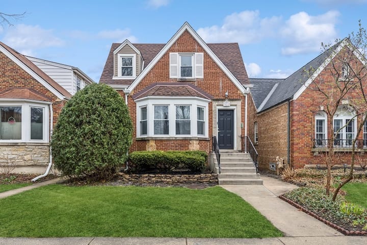 5 Br Retreat- Gameroom, 2 Car Garage, 4 Workspaces - Evanston