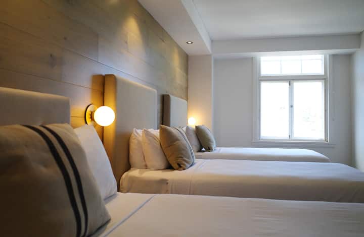 Crown Hotel - Superior Queen And Two Singles - Sydney