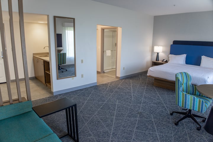 Lake Travis Getaway – King Studio W/ Pool & Gym - Lakeway, TX