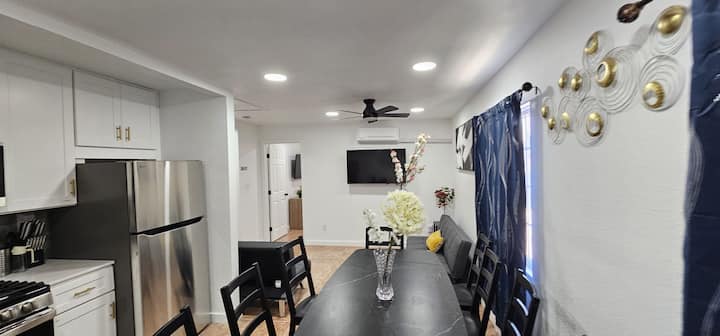 Sleeps 8, Near Freeway, Free Laundry - Carson, CA