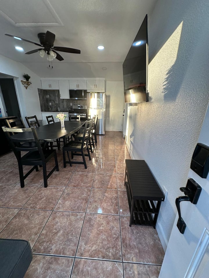 Near Lax, 4 Beds, 2 Bedrooms, Free Laundry - Compton, CA
