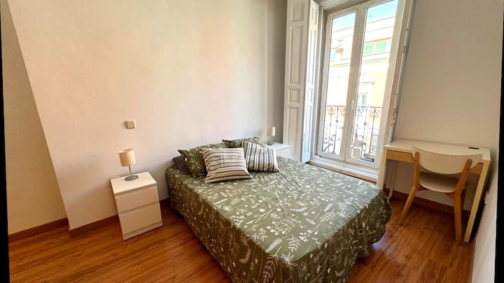 Sol Y Luz Junto A Plaza Mayor - Madrid