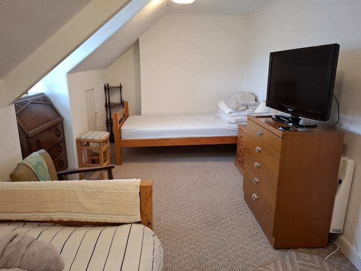 Fairsize Twin Room W/ Shared Facilities. - Guernesey