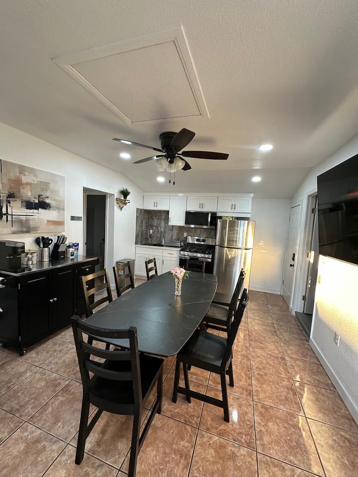 La Oasis. 2 Bedrooms, 4 Beds. Free Laundry. - Downey, CA