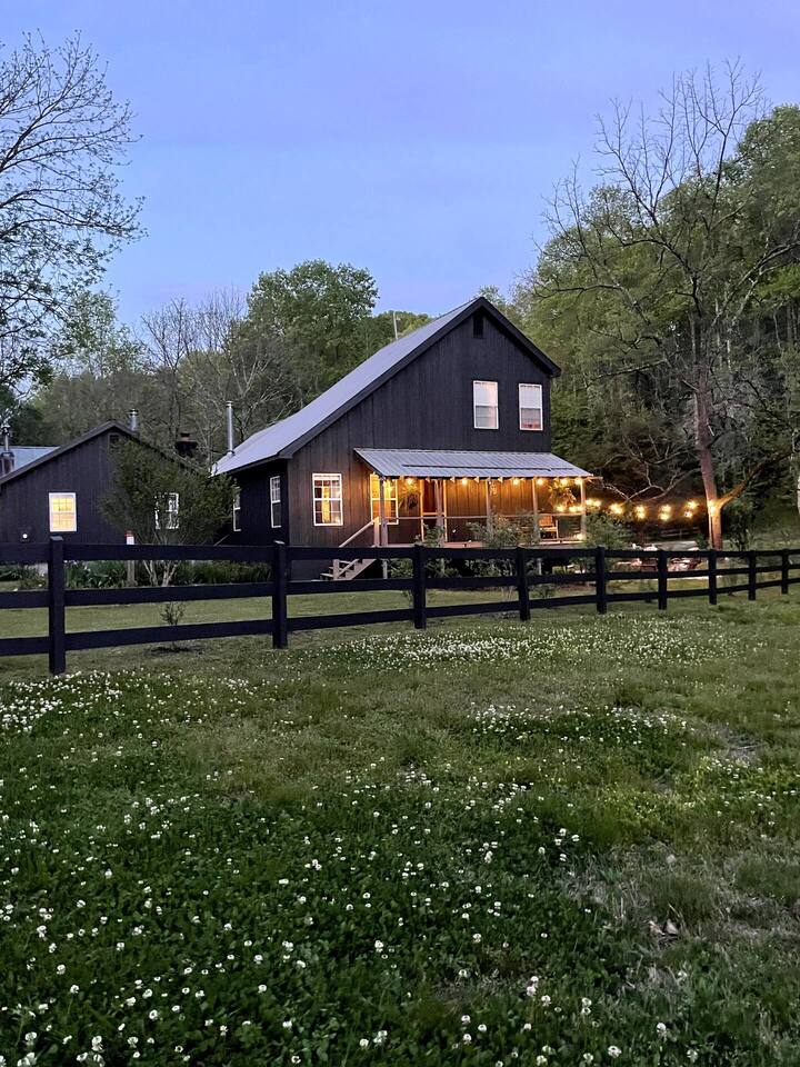 Serene Farmhouse & Historic Cabin W/creek, Firepit - Dahlonega, GA