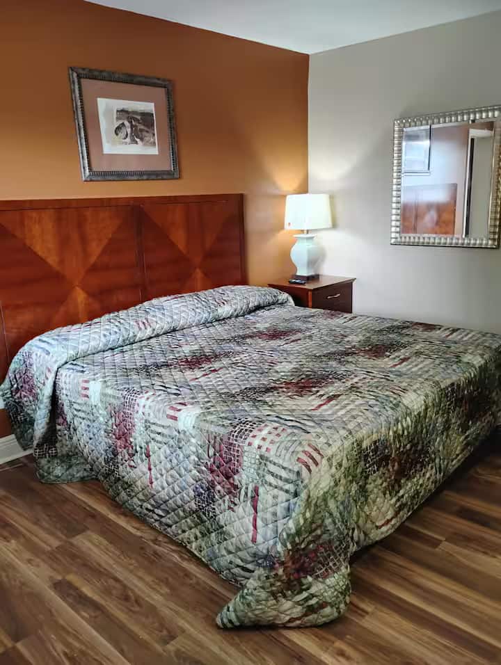 (209) 1 King Bedroom/1 Bath Apt W/ Full Kitchen - Baton Rouge, LA